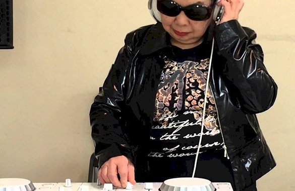 Dj Sumirock, 82 ans, star de la techno et vendeuse de raviolis | Le Bonbon