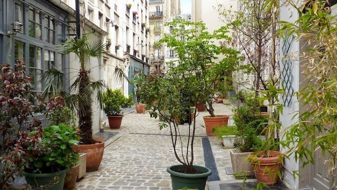 Les 10 plus jolies cours cachées où prendre le soleil Le Bonbon