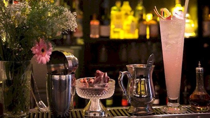 Le Code Bar, le bar à cocktails strasbourgeois cosy et à la carte ...