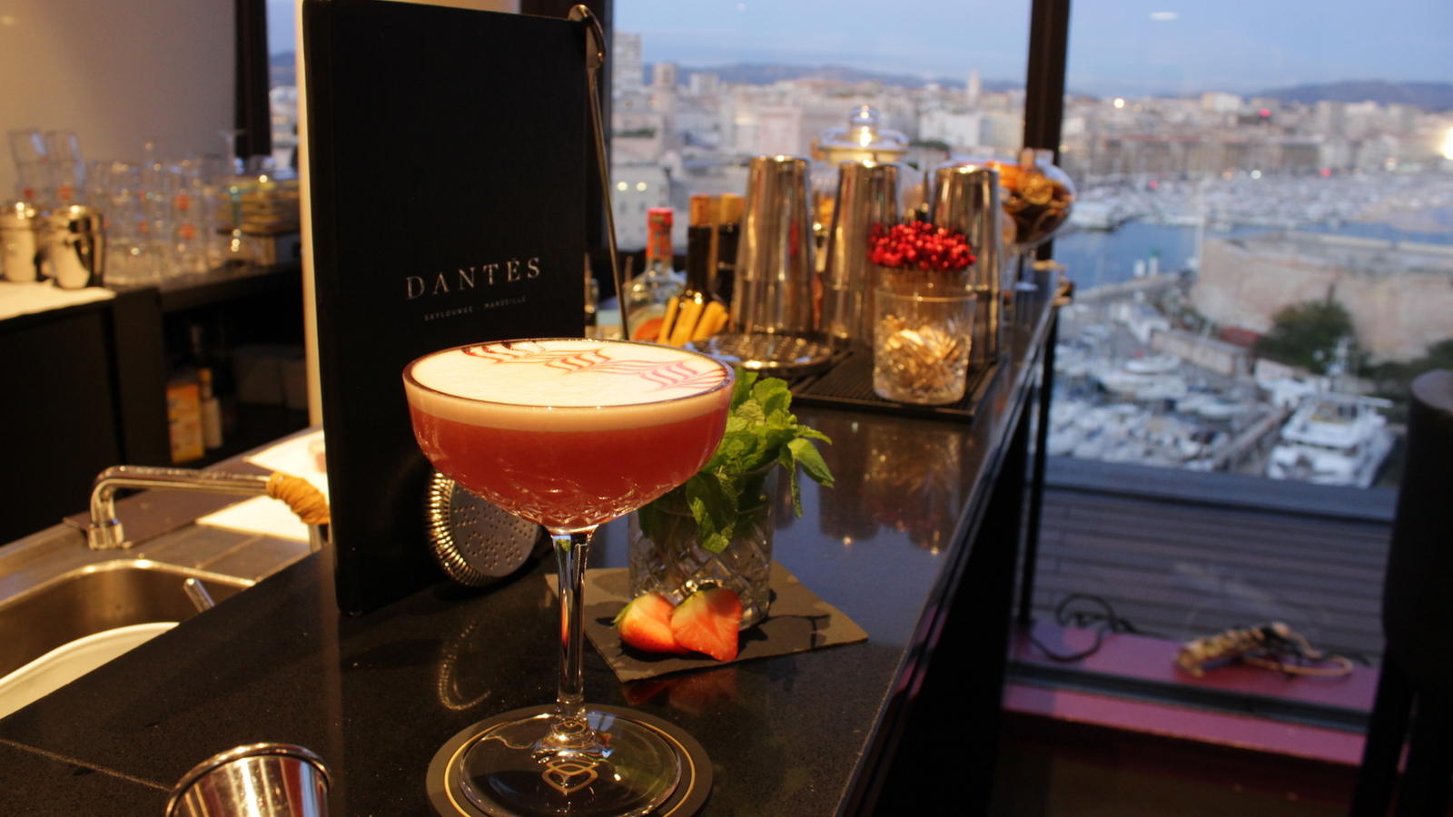 Le Dantès Skylounge, le bar à l'une des plus belles vues de Marseille ...