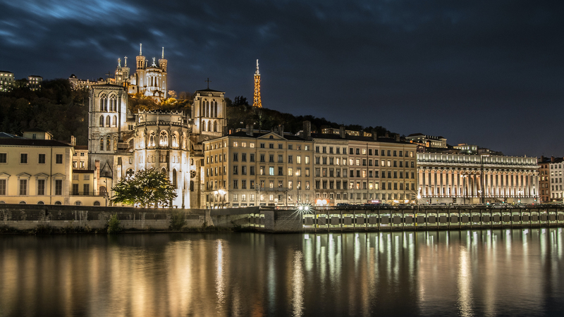 Lyon City Tour : une visite nocturne de Lyon perchée à 4 mètres de haut ...