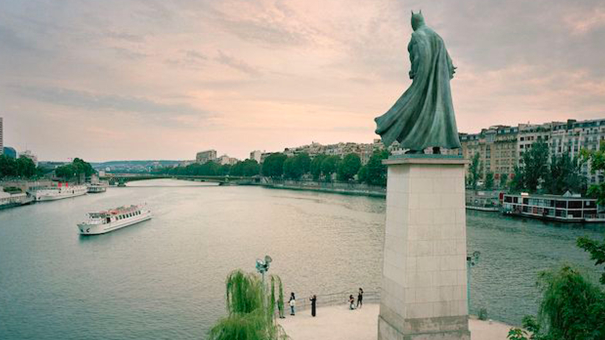 Une statue géante de Batman aperçue à Paris | Le Bonbon