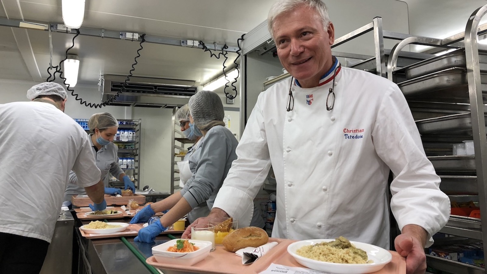 À Lyon, le chef étoilé Christian Têtedoie cuisine gratuitement pour les ...