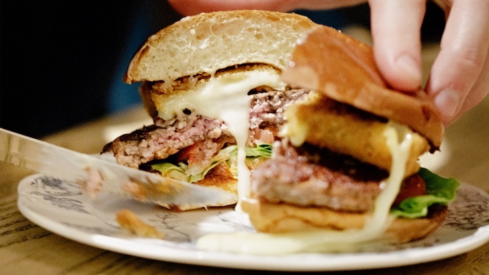 Le meilleur burger au camembert coulant de Bordeaux se trouve rue Saint ...