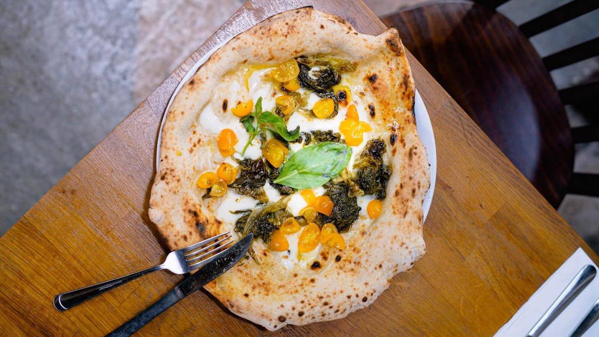 Un pizzaïolo de la région PACA réalise une pâte à pizza au rosé | Le Bonbon