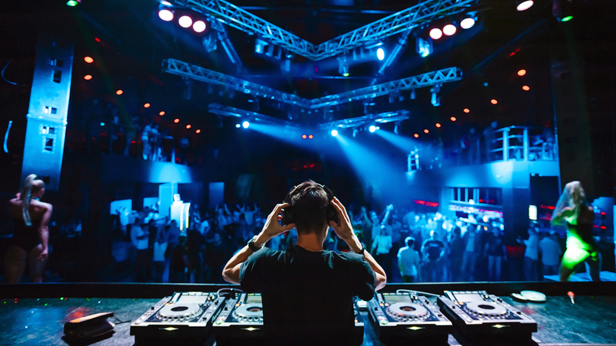 Une soirée club crée un cluster malgré le pass sanitaire | Le Bonbon