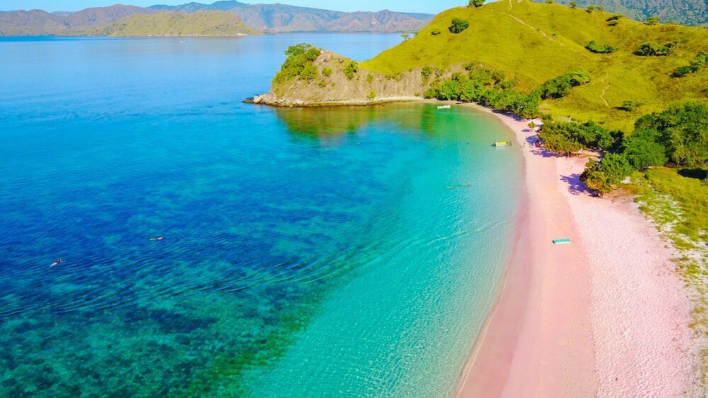 Voici 5 magnifiques plages de sable rose pour rêver Le Bonbon