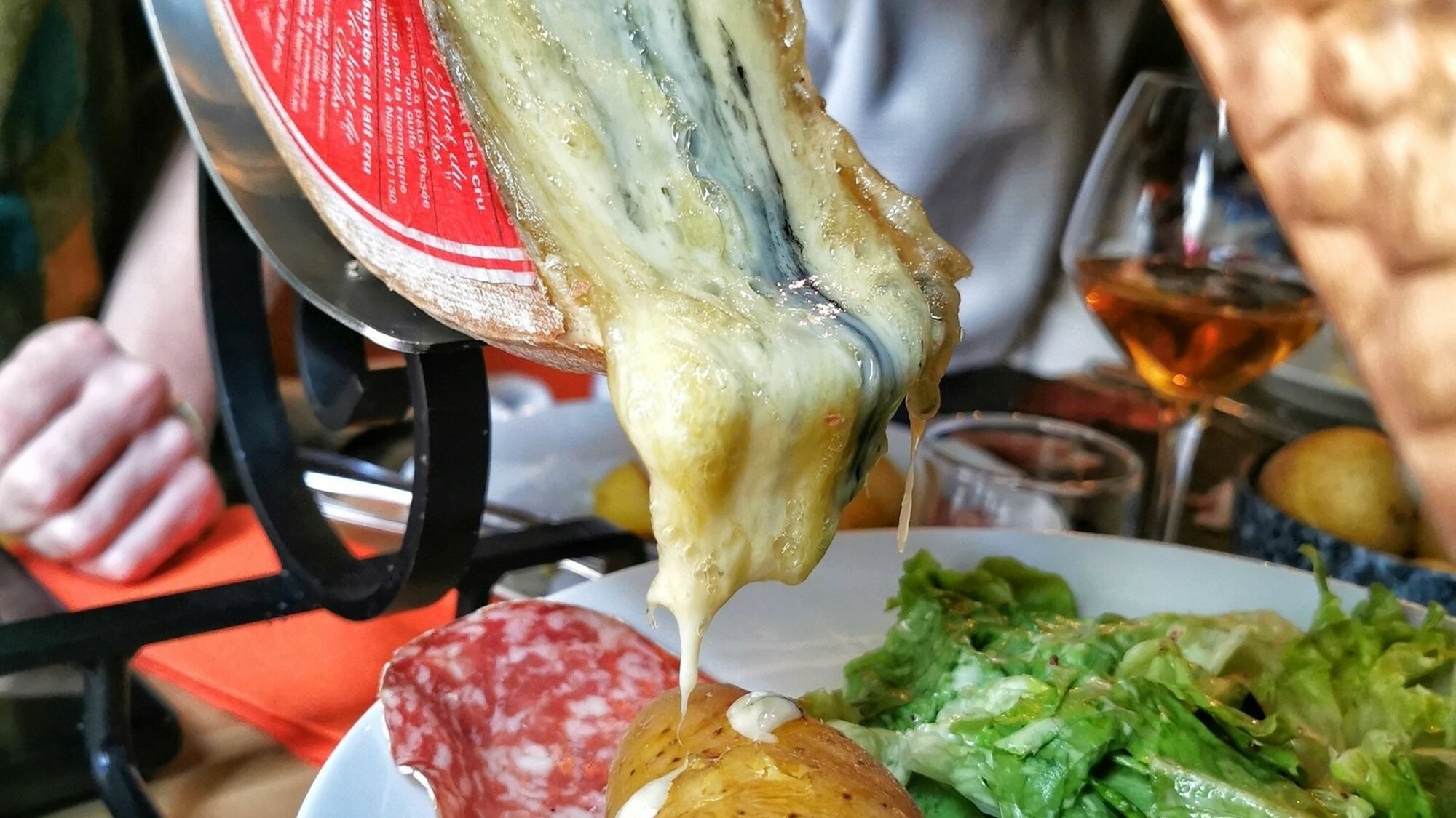 Pépite : un orgasmique marathon de la raclette de 2h30 débarque en France | Le Bonbon