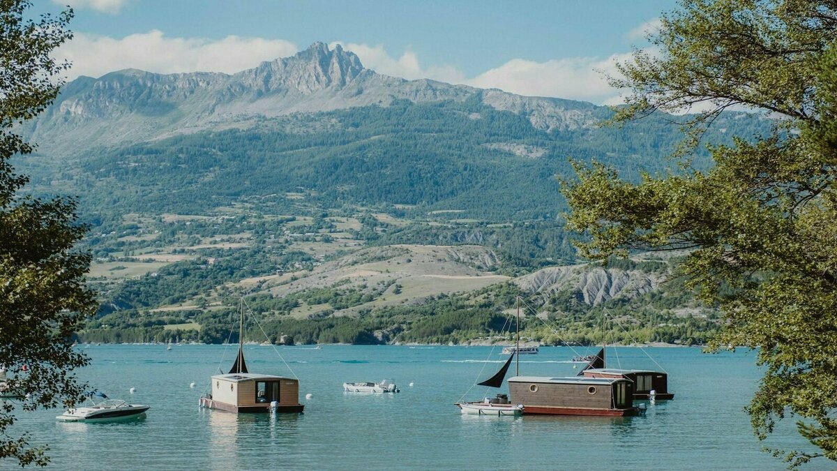 Dormez dans une barque cabane en plein milieu d'un lac en France Le Bonbon