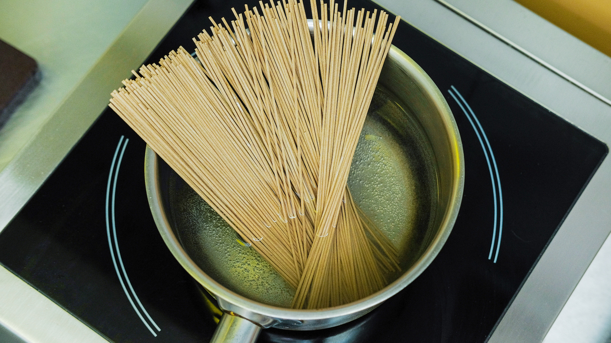 Cette méthode de cuisson des pâtes vous fera économiser 80 % d’énergie ...