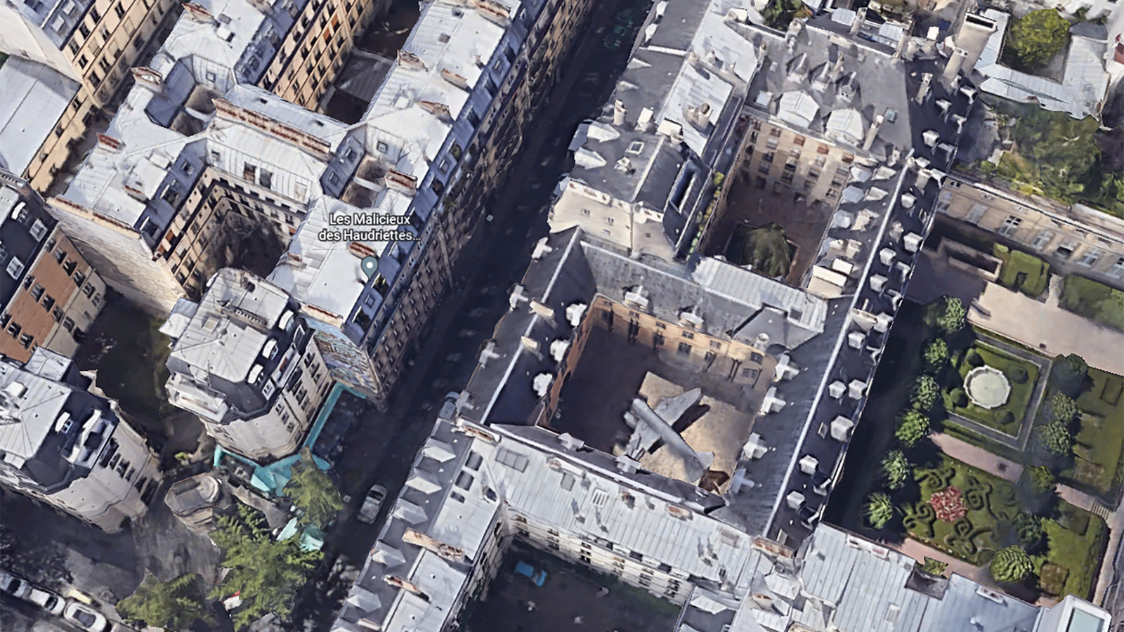 Un avion planté en plein milieu de la cour d’un immeuble à Paris | News ...