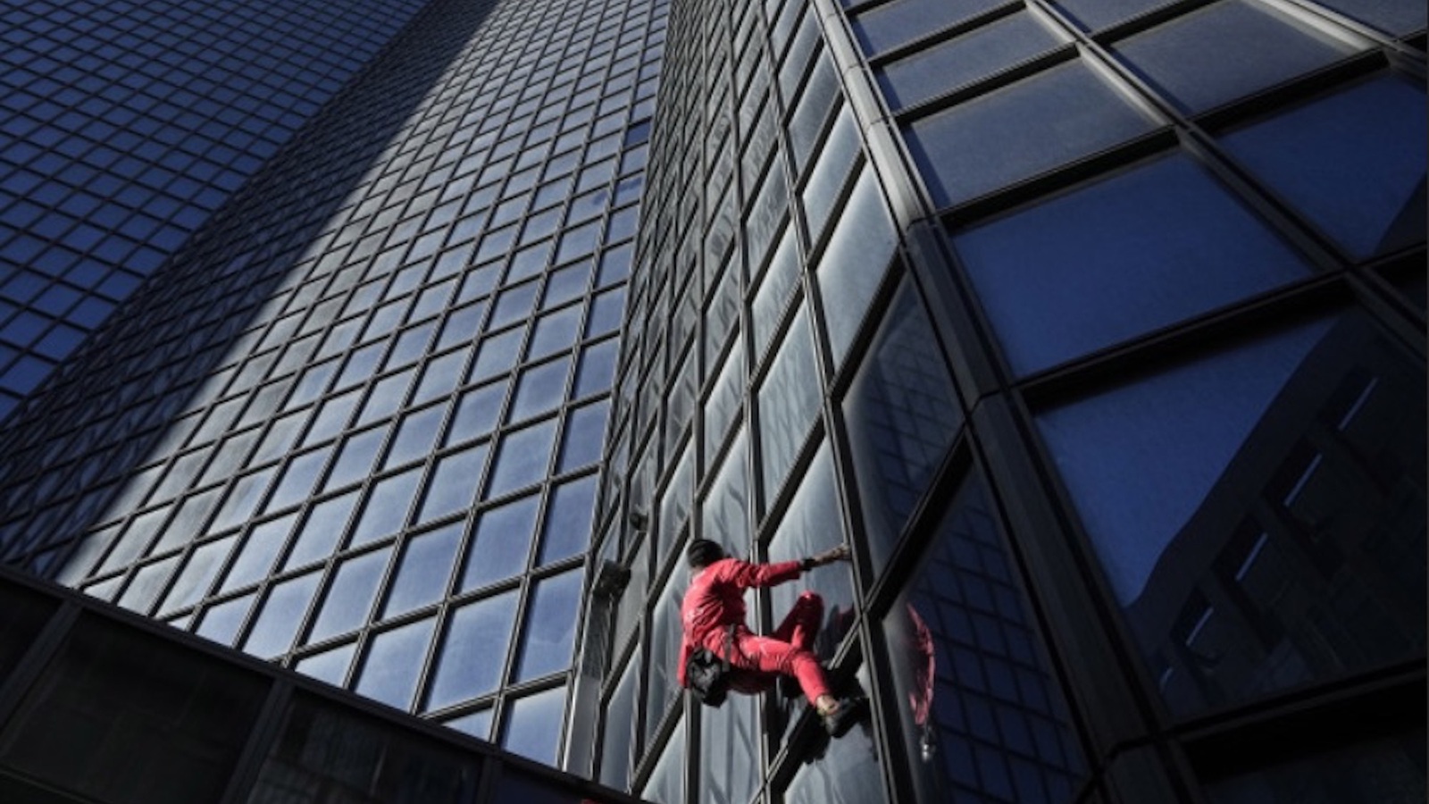 À 60 ans, il grimpe à mains nues la tour Total pour dénoncer le ...