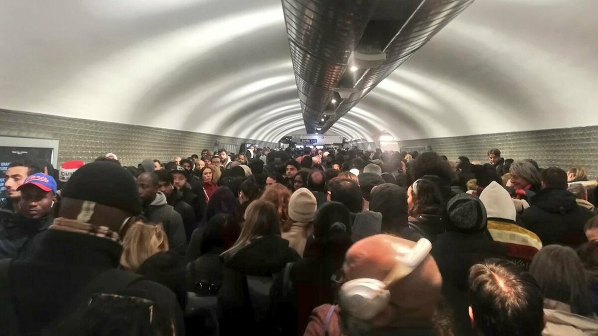 IN PICTURES. Huge chaos in Parisian transportation after a water leak ...