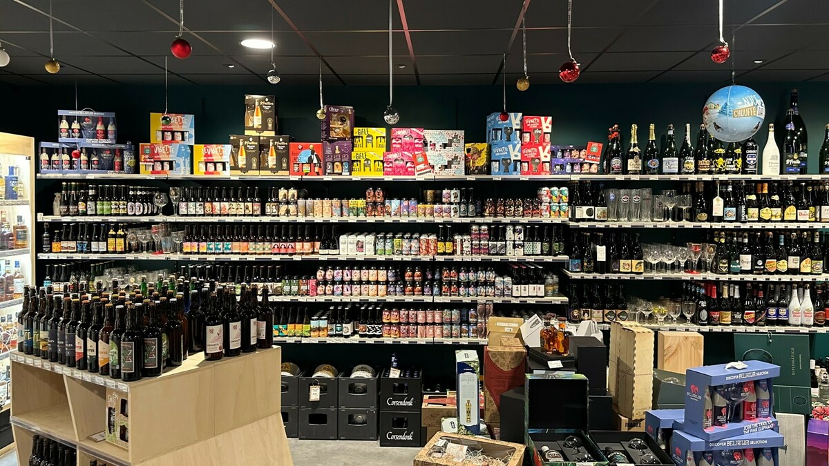 V and B a posé sa cave et son bar pour faire bouger La Madeleine | Le ...