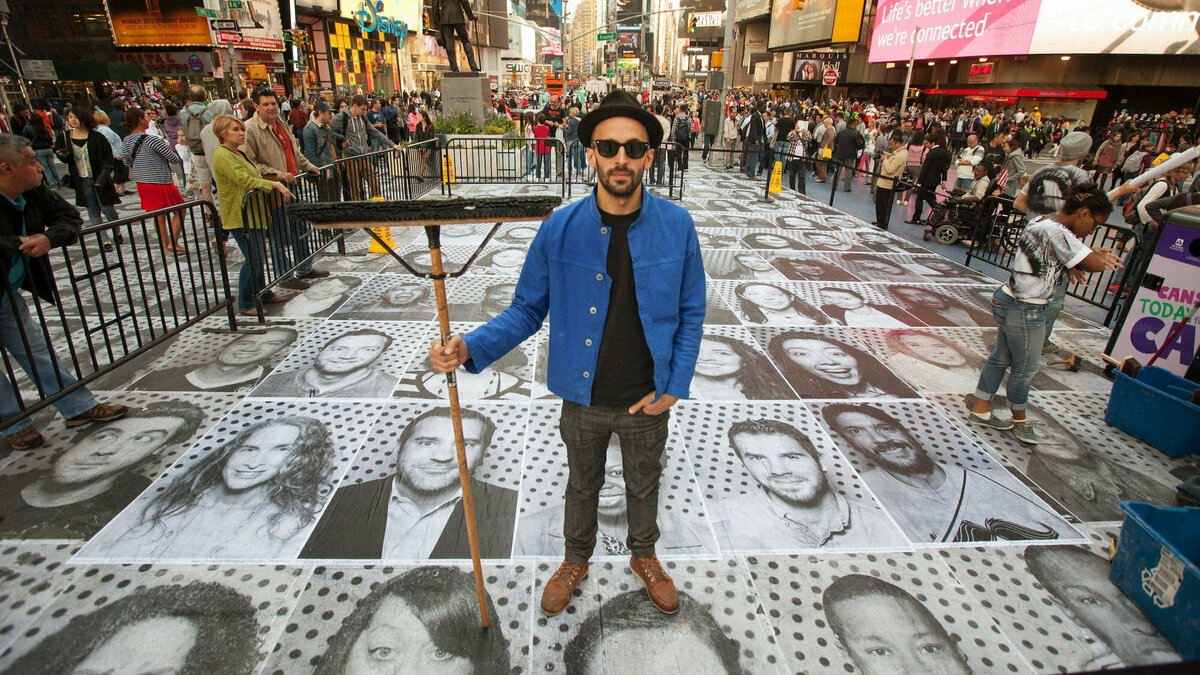 L’immense artiste JR débarque sur la place Bellecour pour vous tirer le ...