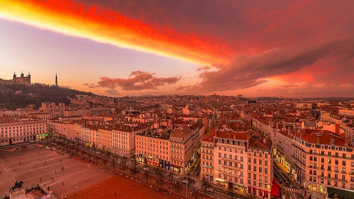 Les photos surréalistes du ciel de Lyon coupé en deux ce mercredi soir ...
