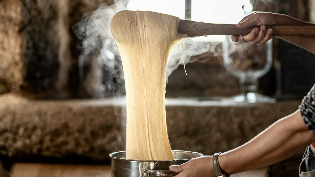 La coupe du monde du plus long fil d’aligot aura lieu ce week-end à ...