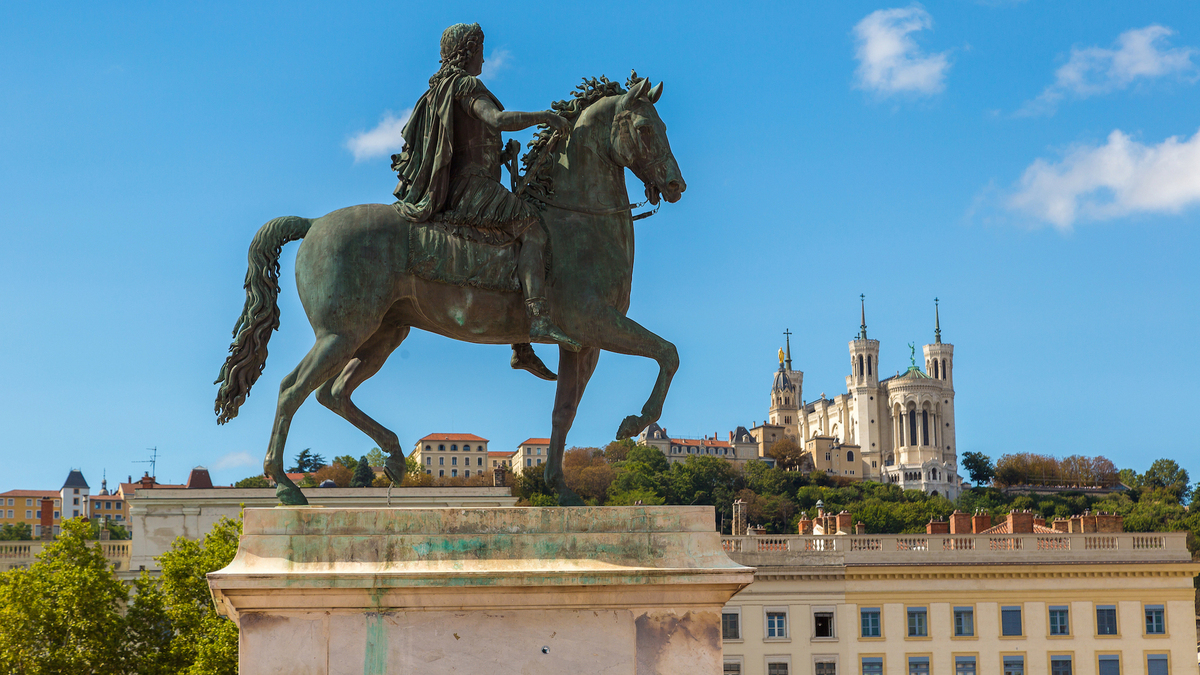 Place Bellecour : la statue de Louis XIV va tomber de son socle jusqu’à ...