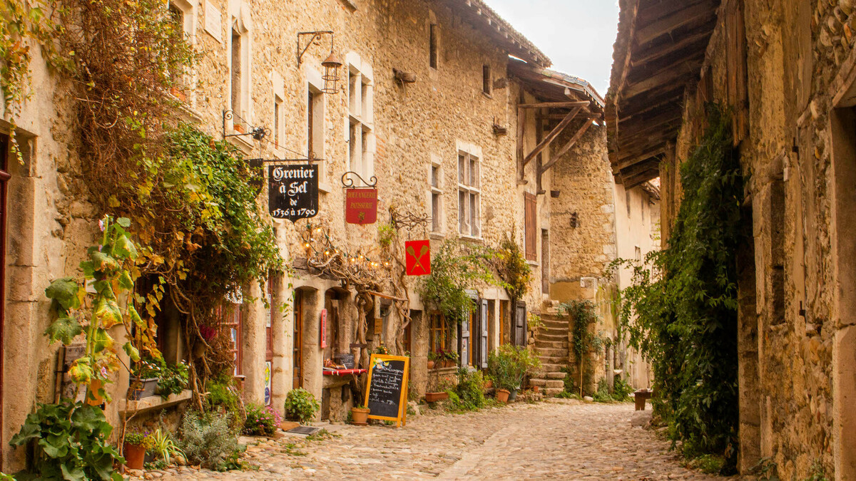 Une sublime cité médiévale à 30 minutes de Lyon pour replonger à l ...