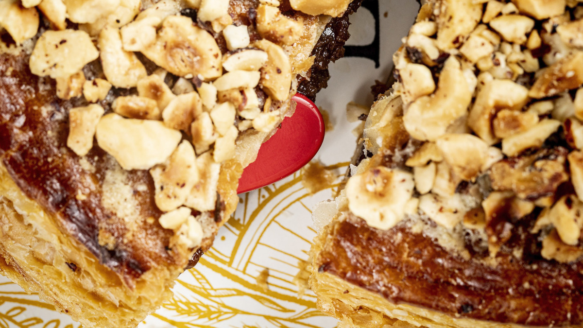 Hidden golden beans in king cakes to win €500 of shopping | Le Bonbon