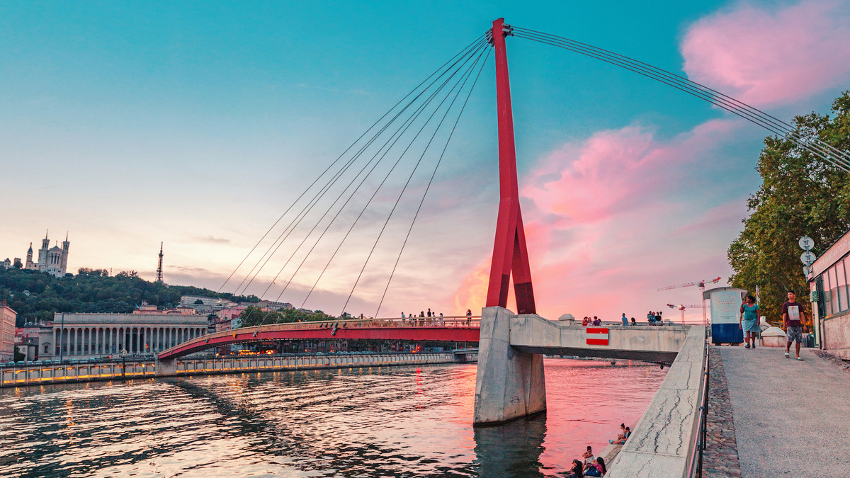 La Passerelle du Palais de Justice, qui relie la Presqu'île au Vieux ...