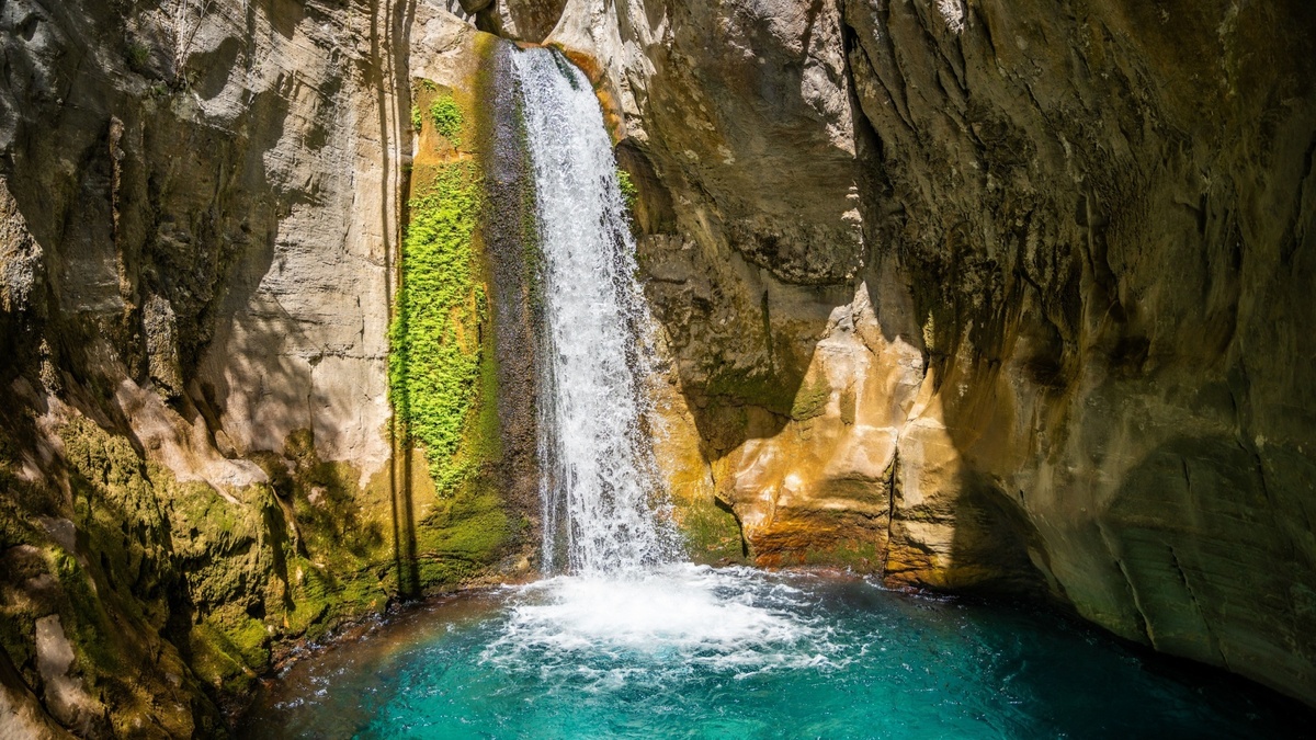 Un spot paradisiaque avec des tonnes de cascades se cache à 30 minutes ...