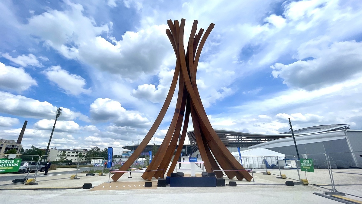 Une sculpture de 18 mètres de haut signée Bernar Venet inaugurée à ...