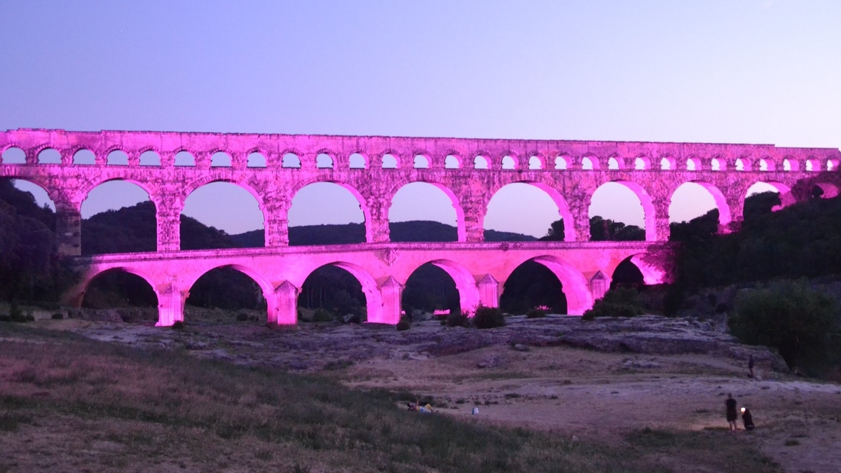 Un incroyable pont rose bonbon de 66 mètres débarque à 30 minutes de ...