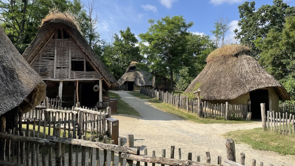 Un incroyable village gaulois et romain se trouve à 40 minutes de ...