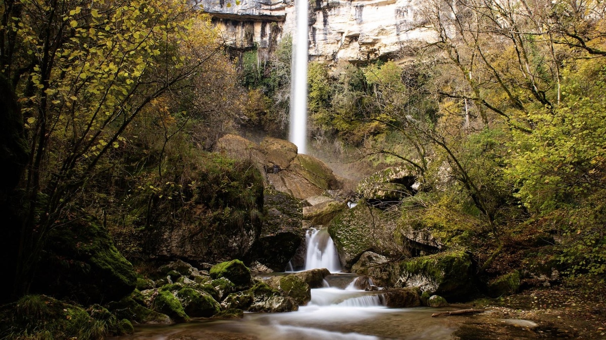 Just 2 hours from Lyon, this 70-meter waterfall offers potholes, basins ...