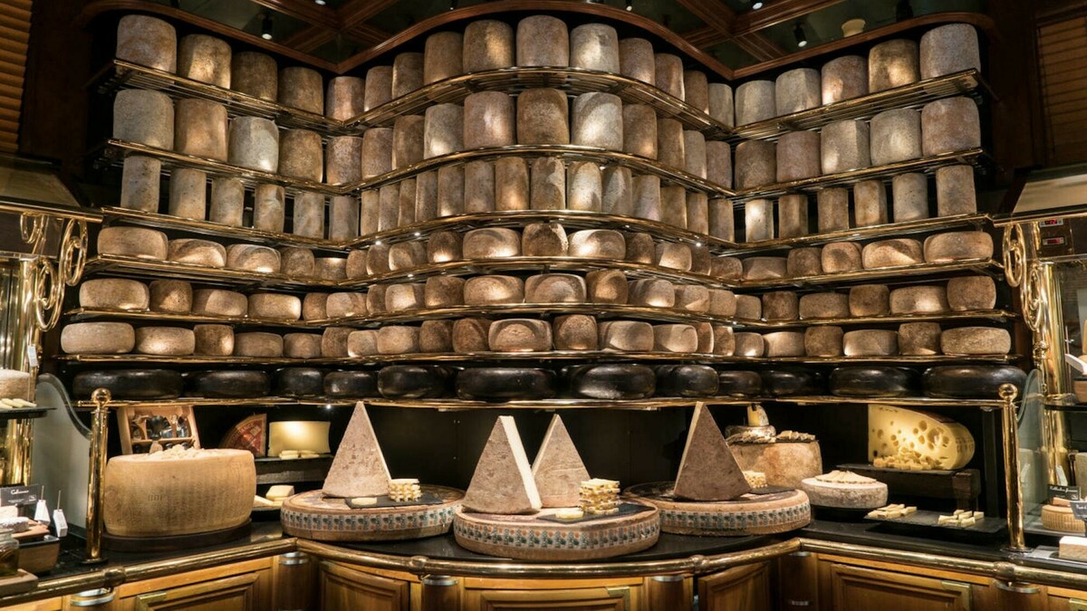 Ce restau français propose un énorme plateau de 111 fromages | Le Bonbon