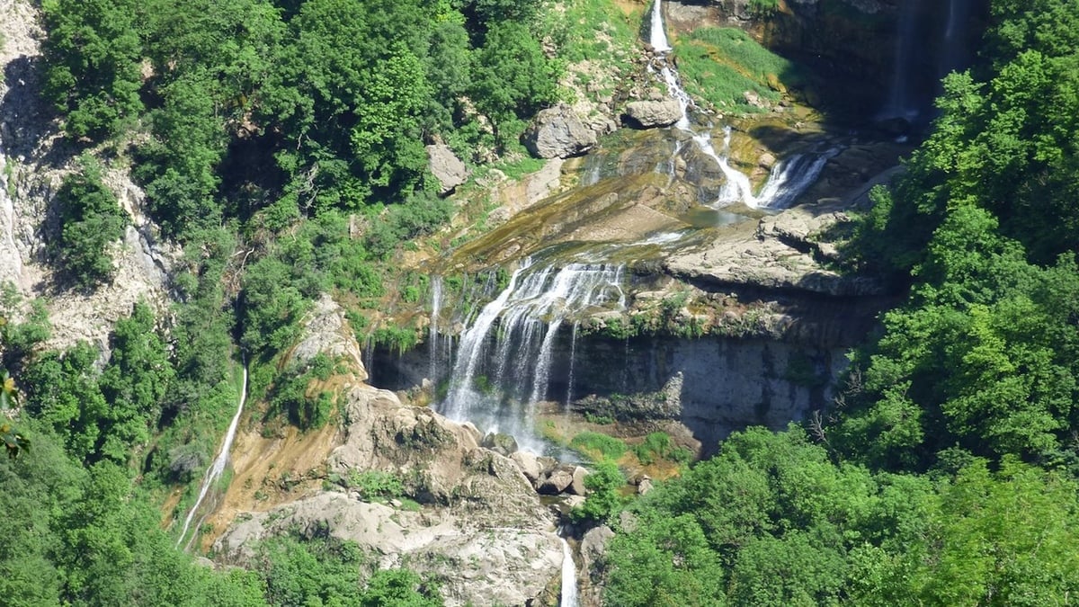 Cette fabuleuse cascade de 115 mètres à 1h de Lyon est l'une des plus ...