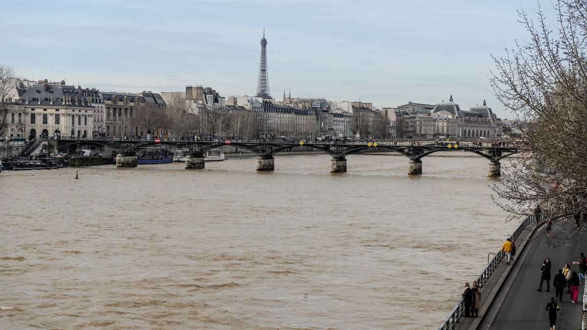 The color of the Seine is gross but Macron still wants to swim in it ...