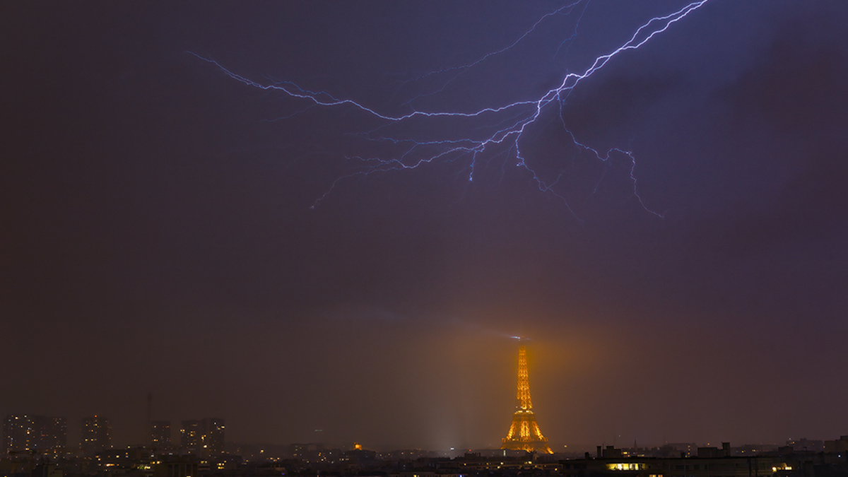 [IN PICTURES] The incredible photos of the Eiffel Tower being struck by lightning | Le Bonbon