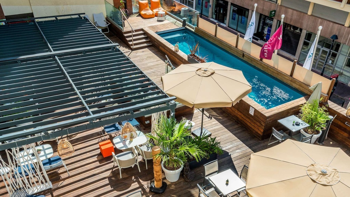 Un rooftop avec piscine perché sur le toit d'un hôtel 4* rouvre ses ...