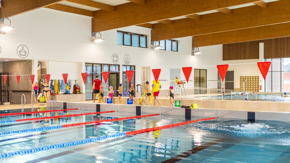 Baignade, aquabike, sauna... Le complexe aqualudique de Cenon régale ...
