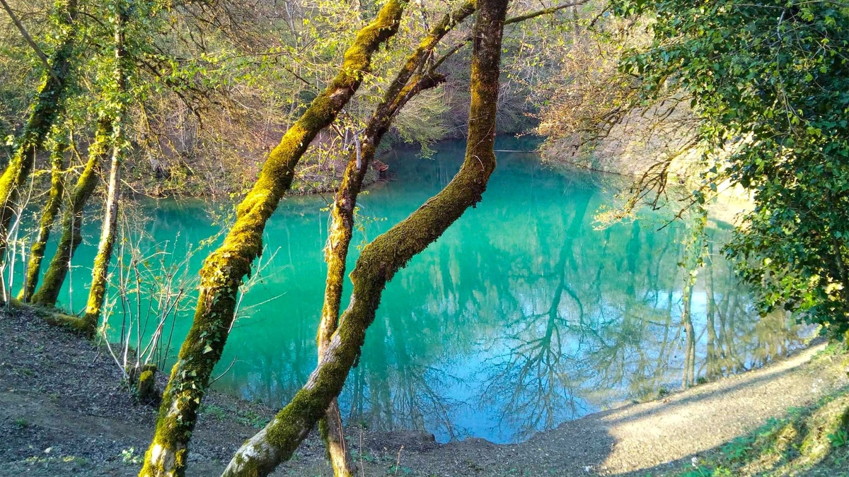 Ce sublime lac aux eaux bleu turquoise se cache à 50 minutes de Lyon ...