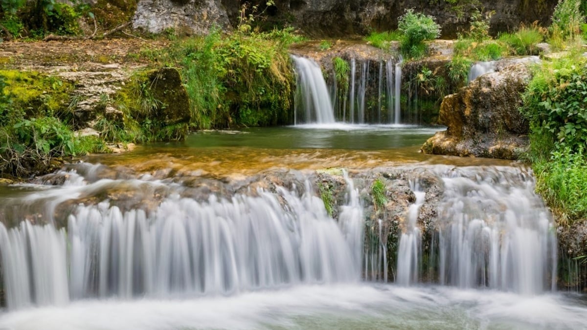 Une incroyable randonnée avec lac, cascades et marmites naturelles à 1h ...