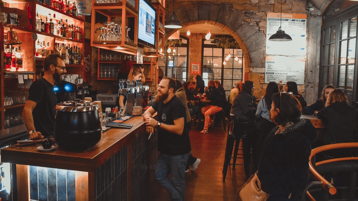 Big White, le bar à bières et à cocktails emblématique au coeur du ...