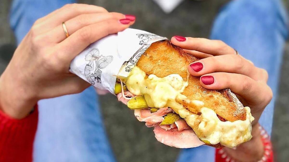 Cette adresse à Montmartre fait le meilleur sandwich raclette de Paris ...