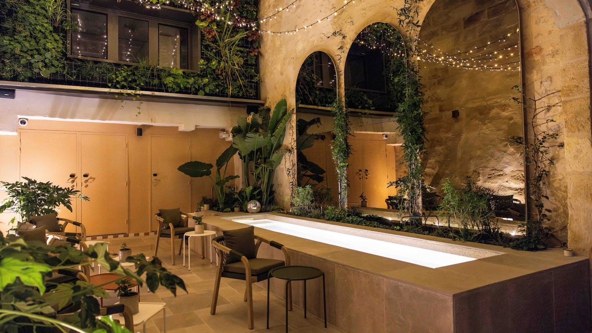 Un nouveau bar à cocktails caché avec bassin naturel ouvre aux ...