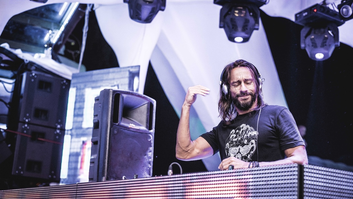 This world-renowned DJ is expected in Bordeaux for a signing session ...