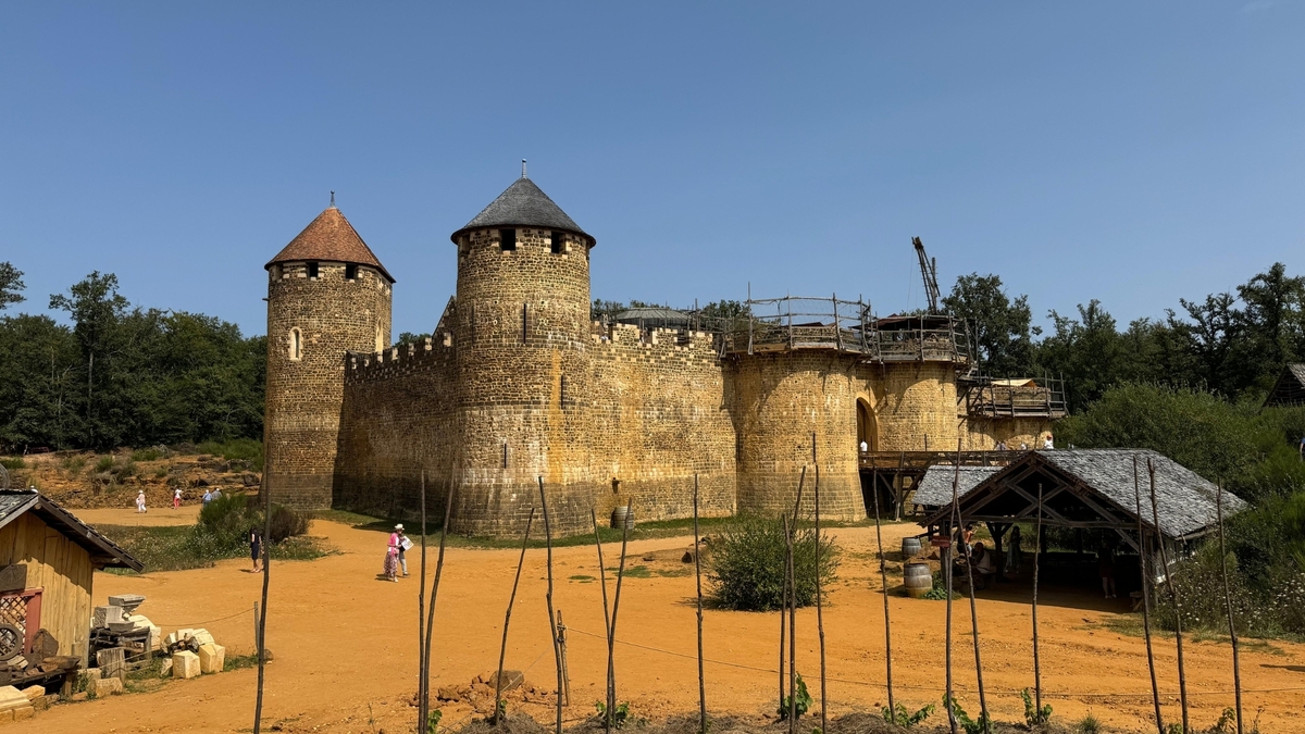 Where is the construction of the Guédelon castle? | Le Bonbon
