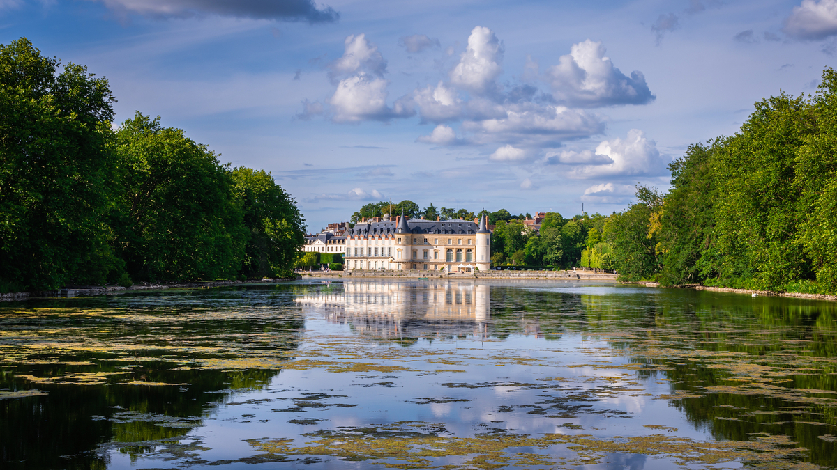 14th Century Castle Near Paris: Home to Magnificent Animal Park - News ...