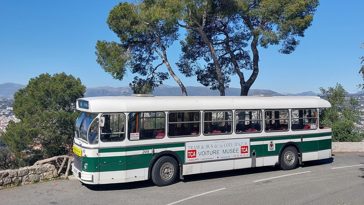 In Nice, this association brings vintage Riviera buses back to life ...