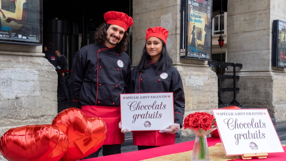 VIDEO: Dog milk chocolates distributed in Lyon for Valentine's Day | Le ...