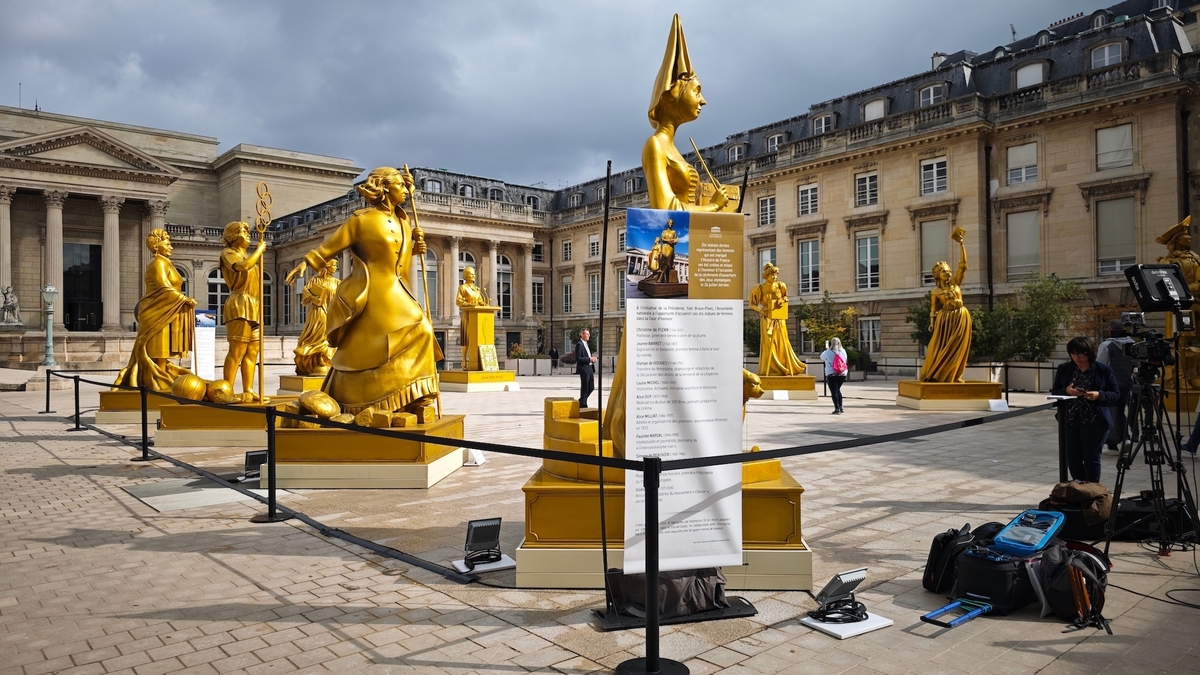 Les statues en or des JO représentant 10 femmes installées dans le 18e ...
