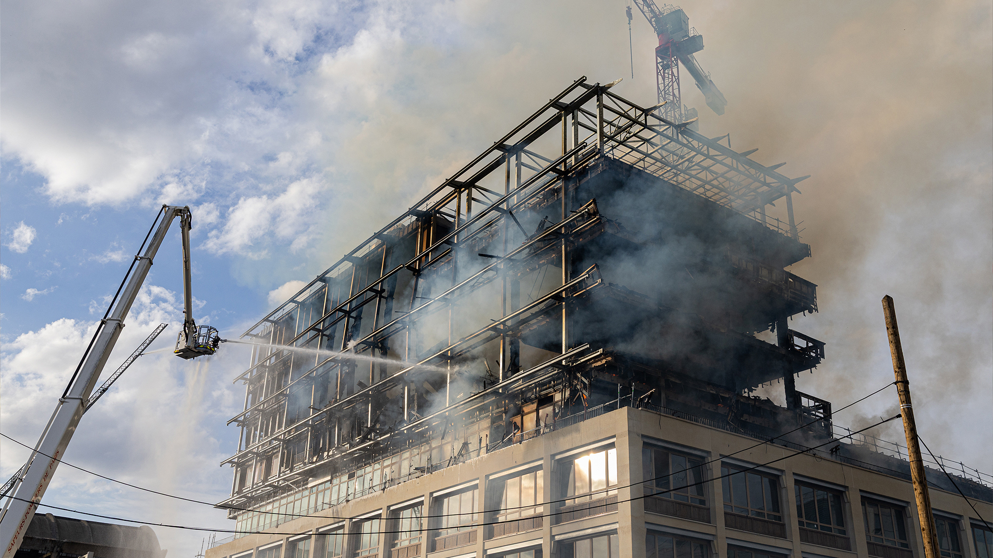L’immeuble du 12e ravagé par les flammes cette nuit menace de s’effondrer | Le Bonbon