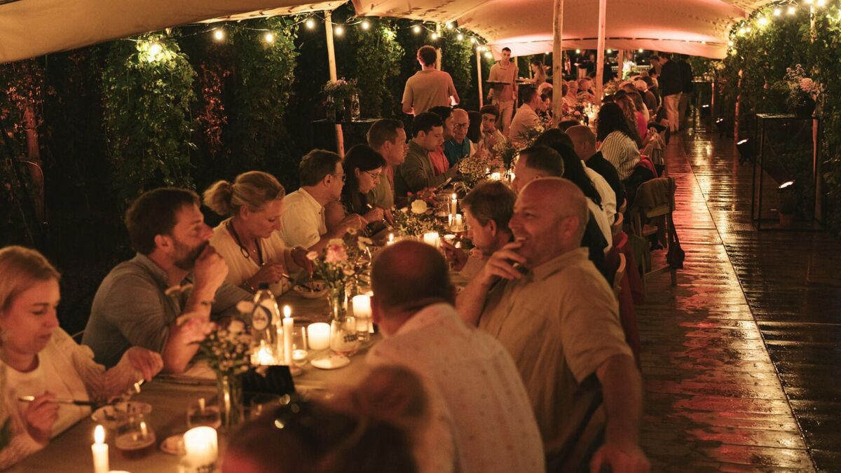 This incredible chic and rustic dinner in the midst of the hop fields ...