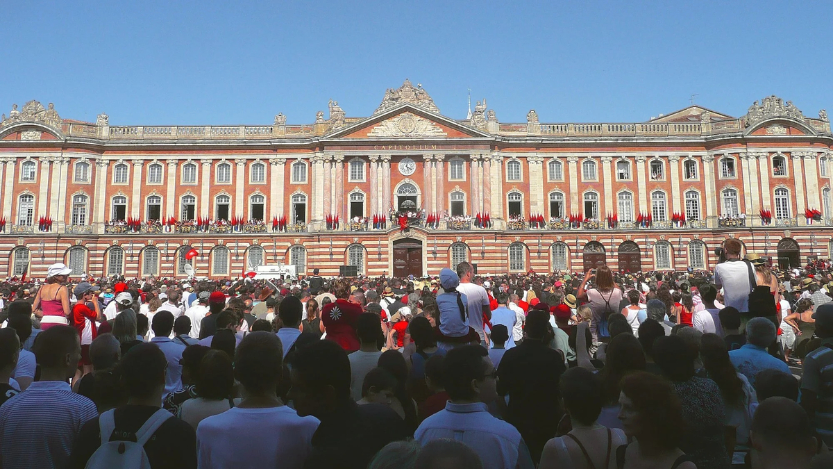 Un immense écran géant sur la place du Capitole pour la finale du Top ...